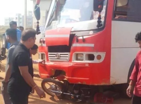 CG ACCIDENT BREAKING : सवारी बस में जा घुसी मोटर बाइक, रोंगटे खड़ा करने वाला मंजर, अधेड़ की मौत ...