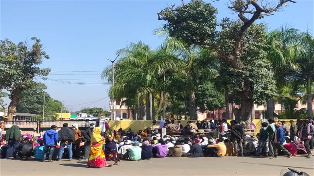 CG BREAKING : सर्व आदिवासी समाज और मतांतरित ग्रामीणों के बीच विवाद, तनाव की स्थिति, मारपीट जैसी ...