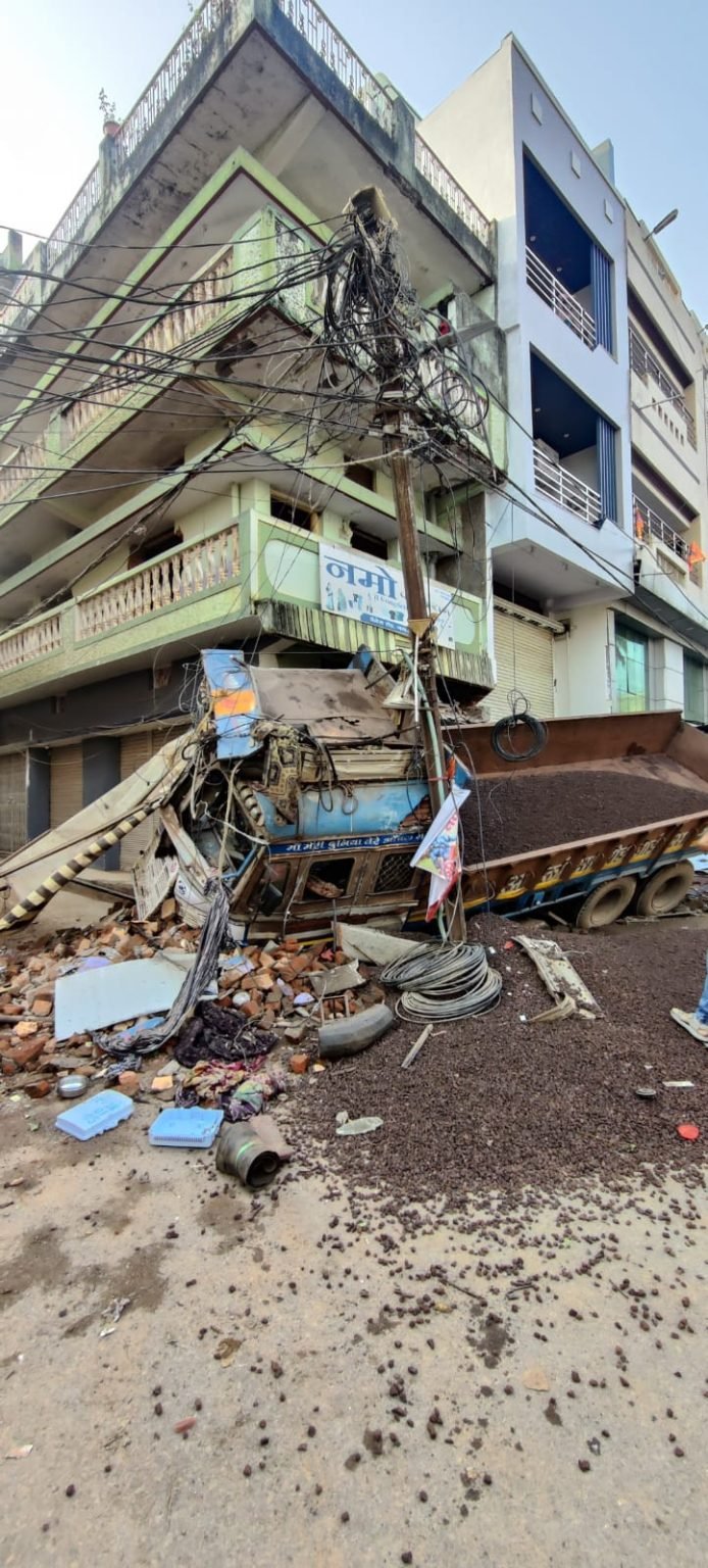CG ACCIDENT BREAKING : 2 लोगों की दर्दनाक मौत, सीधे दुकान में जा घुसी तेज रफ्तार ट्रक ...