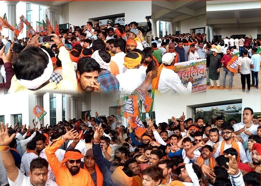 CG BREAKING : BJP ने किया PSC कार्यालय का घेराव, बैरिकेड तोड़कर घुसे, फहराया भाजपा का झंडा ...