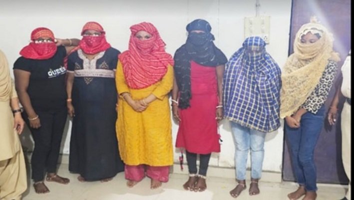 Cg Sex Racket Breaking सेक्स रैकेट का पर्दाफाश आपत्तिजनक हालत में 6 लड़कियों के साथ 3 युवक 