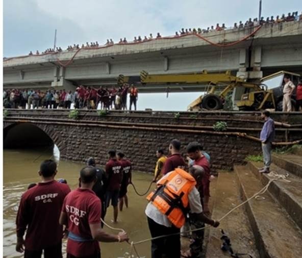 CG BREAKING : छोटे पुल से शिवनाथ नदी में गिरी कार, पति-पत्‍नी सहित 3 बच्चों के डूबने की आशंका ...