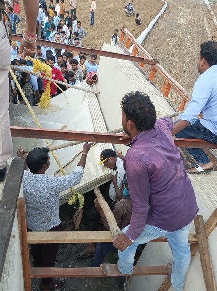 CG BREAKING : टाइल्स, मार्बल में दबने से 2 मजदूरों की मौत - Khabarchalisa News