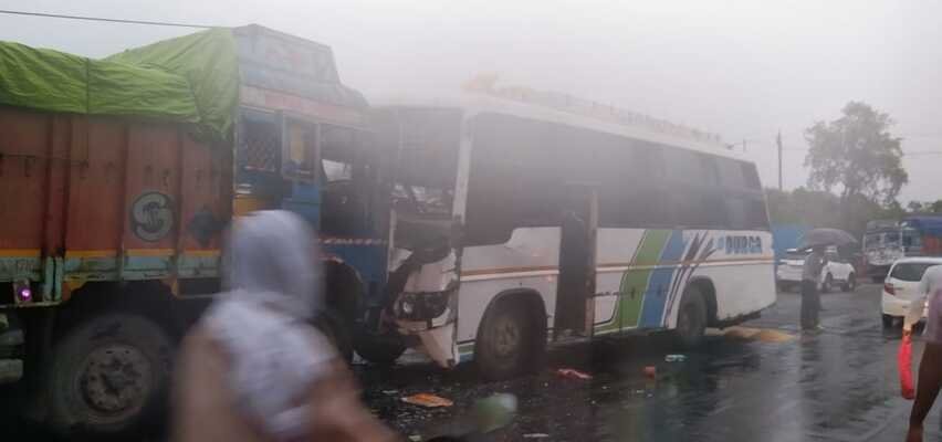 CG ACCIDENT BREAKING : बस और ट्रक की भीषण टक्कर में कई यात्रियों की हालत गंभीर - Khabarchalisa News