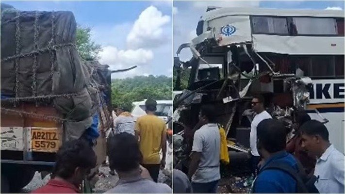 CG ACCIDENT BREAKING : ओवरटेक के चक्कर में बस ने ट्रक में पीछे से मारी टक्कर, मची चीख पुकार ...